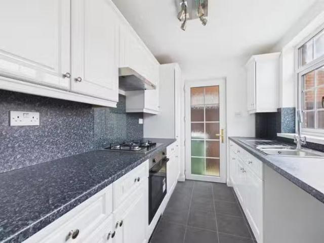 Cheap 1 BA 3 bedroom semi detached house for rent in Bramley C.