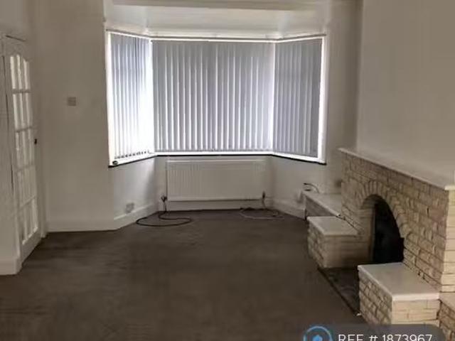 Nice 1 BA 3 bedroom semi detached house for rent in Kingstandi.