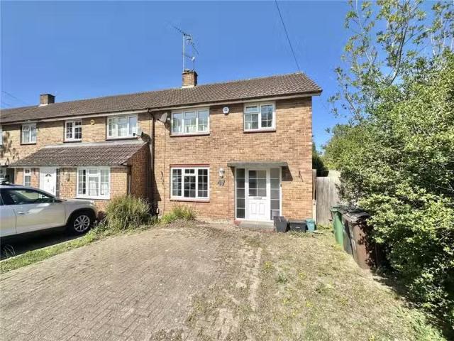 Cheap 1 BA 3 bedroom semi detached house for rent in Hunters R.