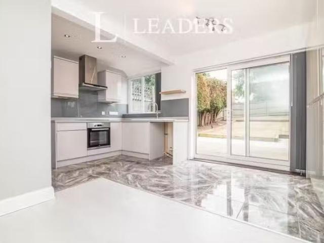 Rental! 1 BA 3 bedroom semi detached house for rent in Meadfoo.