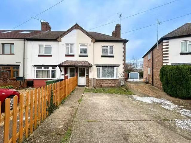 Deal! 1 BA 3 bedroom semi detached house for rent in Silverwoo.