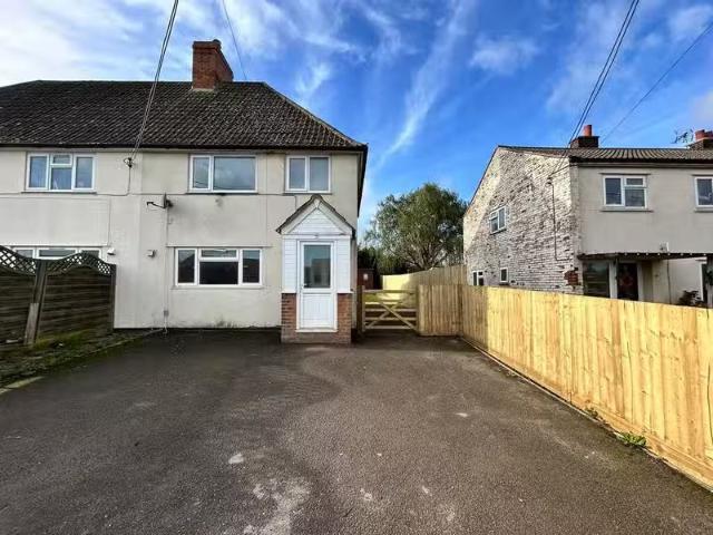 Cheap 1 BA 3 bedroom semi detached house for rent in Station R.