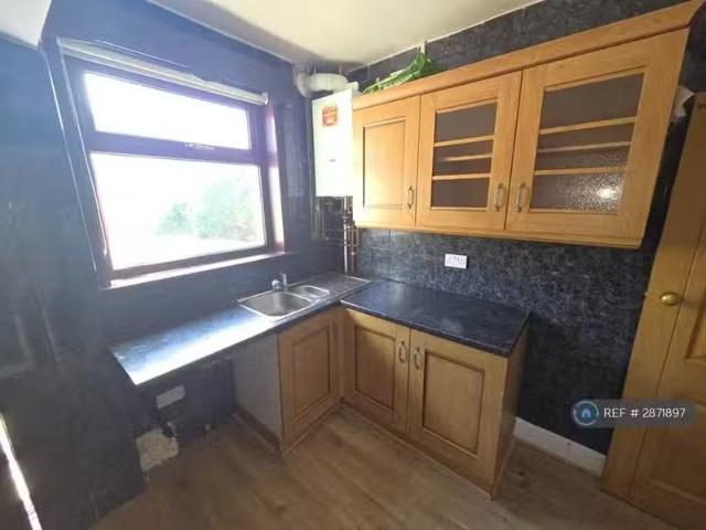 New 1 BA 3 bedroom semi detached house for rent in Rayner Aven.