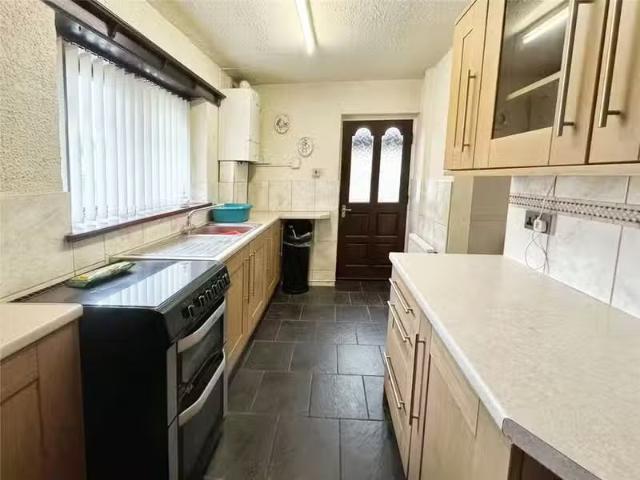 Nice 1 BA 3 bedroom Semi Detached House to rent, Wheatsheaf Ro.