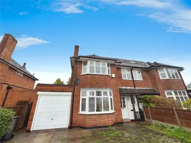 Charming 1 BA 3 bedroom Semi Detached House to rent, Rowley Fi.