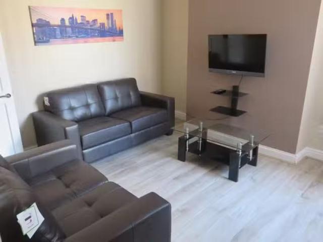 For Rent! 1 BA 3 bedroom terraced house for rent in Malvern Ro.
