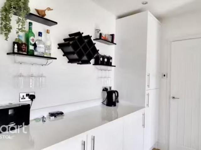 Charming 1 BA 3 bedroom terraced house for rent in Middle Road.
