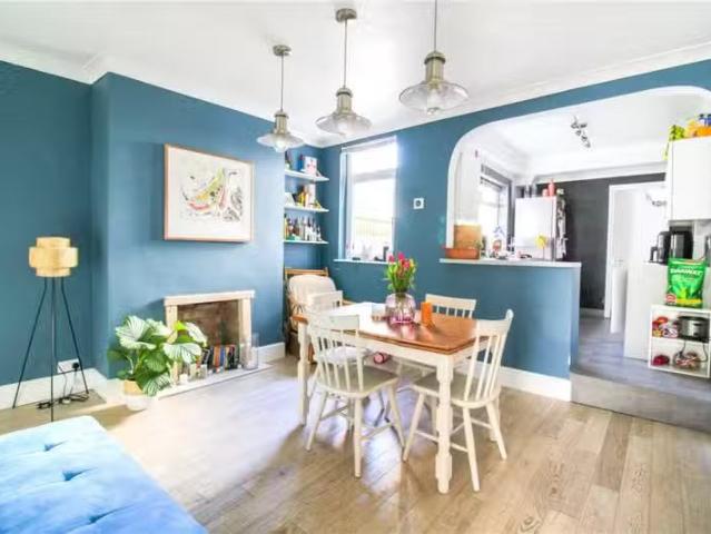 Cozy 1 BA 3 bedroom terraced house for rent in Ashgrove Road.