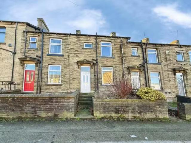 Cozy 1 BA 3 bedroom terraced house for rent in Bradford Road.