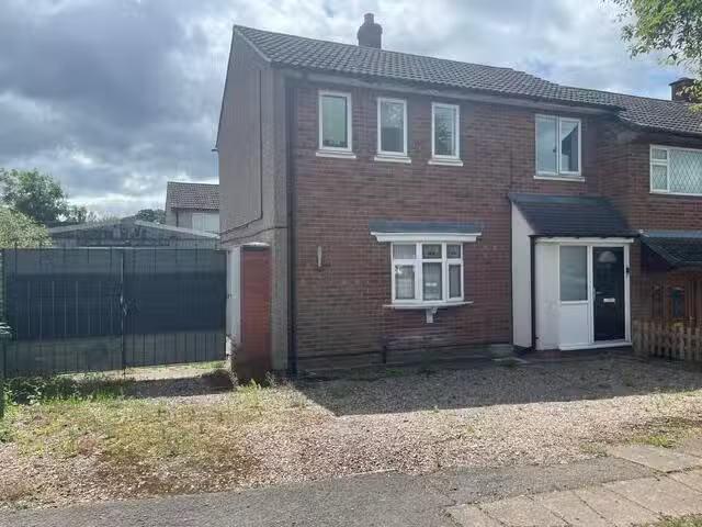 Cozy 1 BA 3 bedroom terraced house for rent in Chesterton Way.