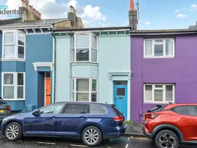 Cozy 1 BA 3 bedroom terraced house for rent in Coleman Street.