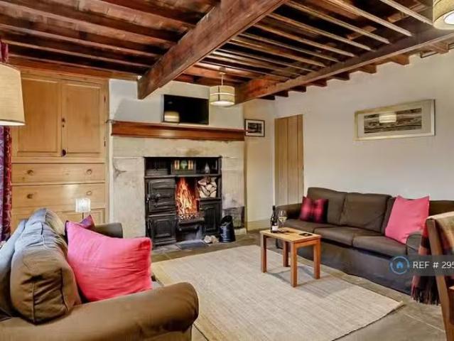 Cozy 1 BA 3 bedroom terraced house for rent in Craven Cottage.