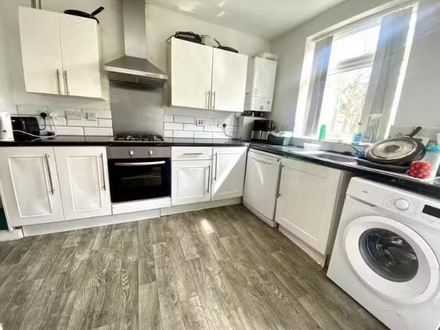 New 1 BA 3 bedroom terraced house for rent in Eighth Avenue, B.