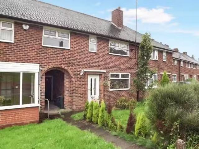 Cheap 1 BA 3 bedroom terraced house for rent in Ferncliffe Roa.