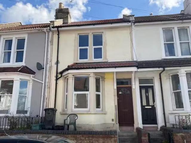 Nice 1 BA 3 bedroom terraced house for rent in Friezewood Road.