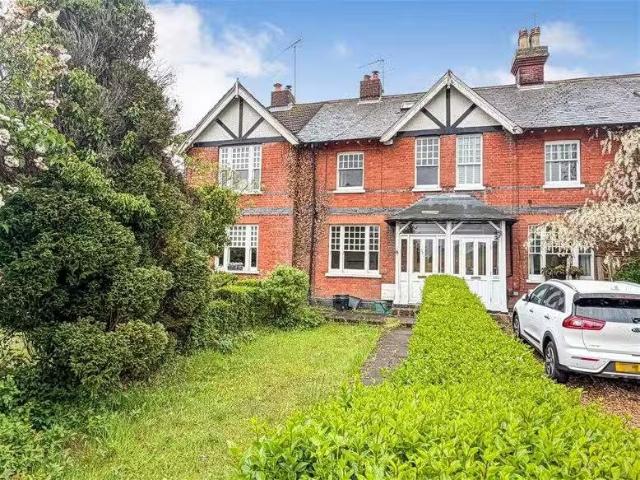 Cozy 1 BA 3 bedroom terraced house for rent in Luton Road, Har.
