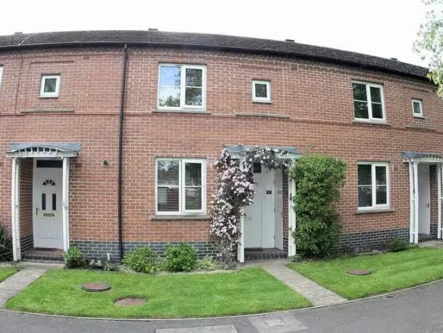 Cozy 1 BA 3 bedroom terraced house for rent in Lyndale Court.