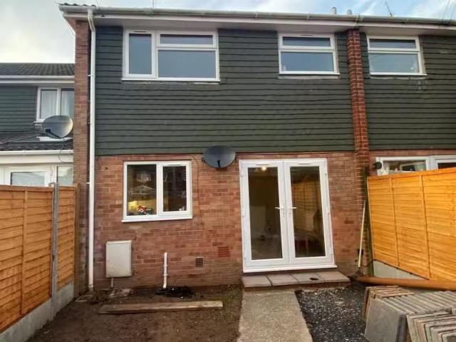 Cozy 1 BA 3 bedroom terraced house for rent in Laxton Close, O.