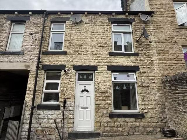 Cozy 1 BA 3 bedroom terraced house for rent in Street, Bradfor.