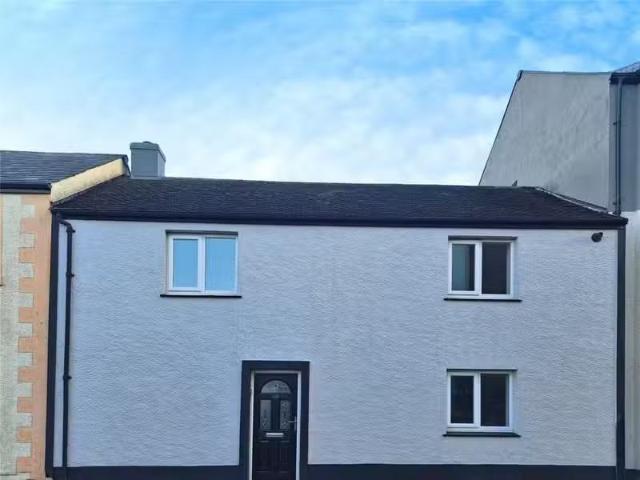 Nice 1 BA 3 bedroom terraced house for rent in Water Street, W.