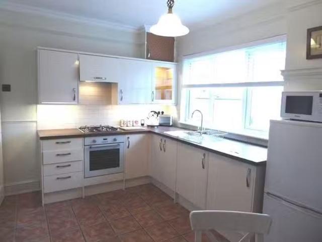 Cozy 1 BA 3 bedroom terraced house for rent in 2 Methuen Stree.