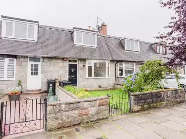 Cozy 1 BA 3 bedroom terraced house for rent in 6 Balmoral Road.