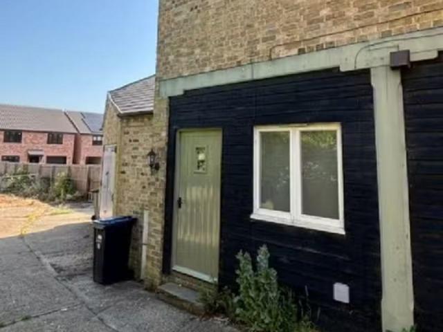 Rental! 1 BA 1 bedroom maisonette for rent in Church Lane, Wil.