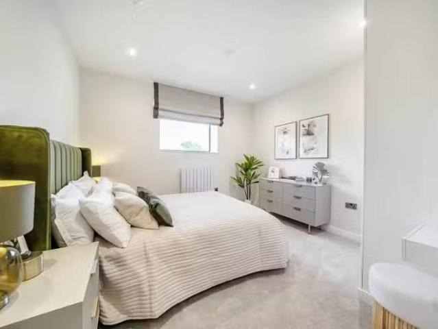 Rental! 1 BA 1 bedroom apartment for rent in Chertsey, Surrey.