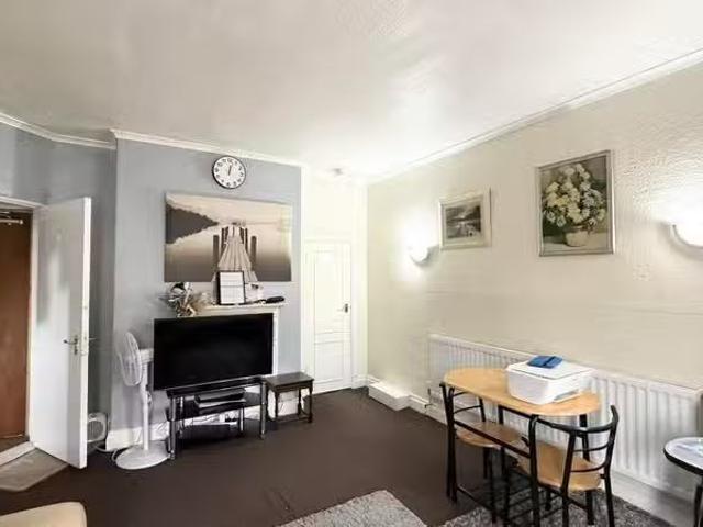 Cheap 1 BA 1 bedroom apartment for rent in Fountain Road, Edgb.