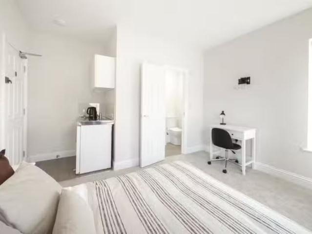 Cozy 1 BA 1 bedroom apartment for rent in Grosvenor Road, Alde.