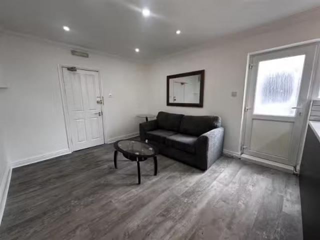 Cozy 1 BA 1 bedroom apartment for rent in Ninian Road, Cardiff.