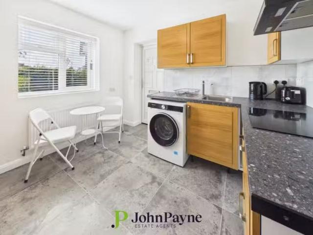 Cozy 1 BA 1 bedroom apartment for rent in Queen Isabels Avenue.