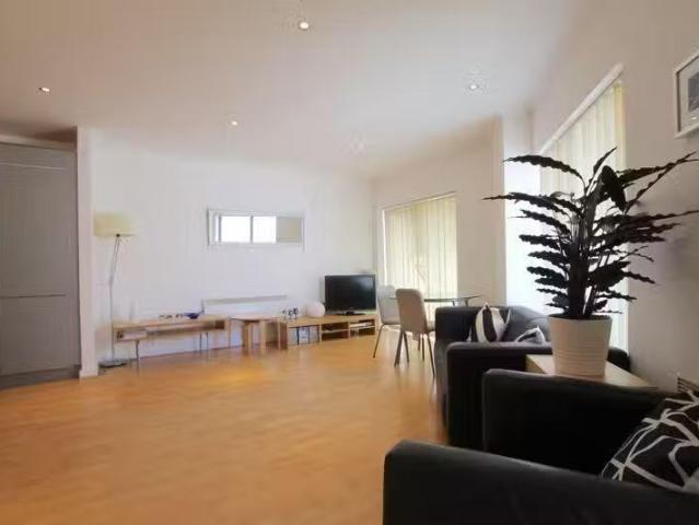 Cheap 1 BA 1 bedroom flat for rent in Caroline Street, Cardiff.