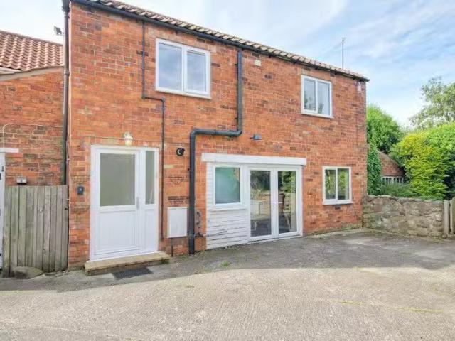 For Rent! 1 BA 1 bedroom flat for rent in Cross Street, Aldbro.