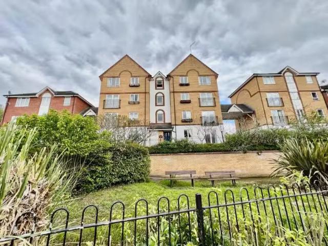 Cozy 1 BA 1 bedroom flat for rent in Butlers Close, Crews Hole.