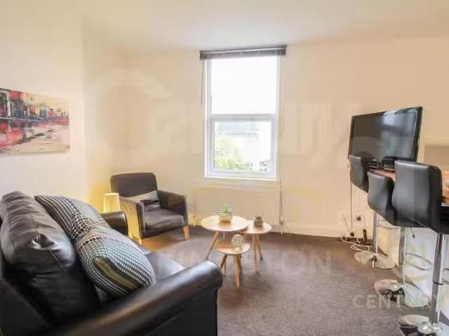 Deal! 1 BA 1 bedroom flat for rent in King Charles Road Surbit.