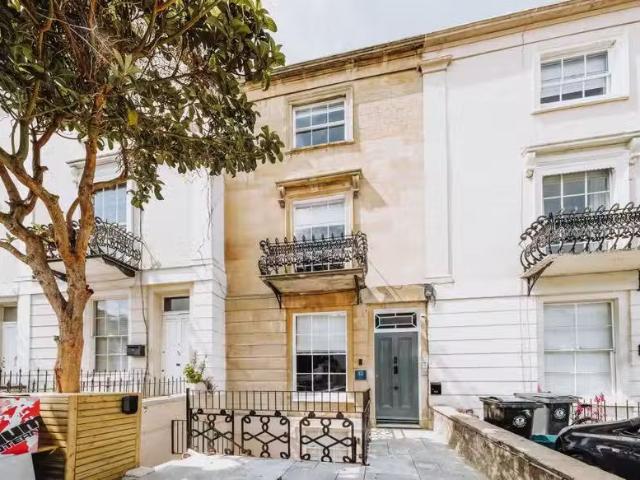 Rental! 1 BA 1 bedroom flat for rent in Hall Floor Flat, St. P.