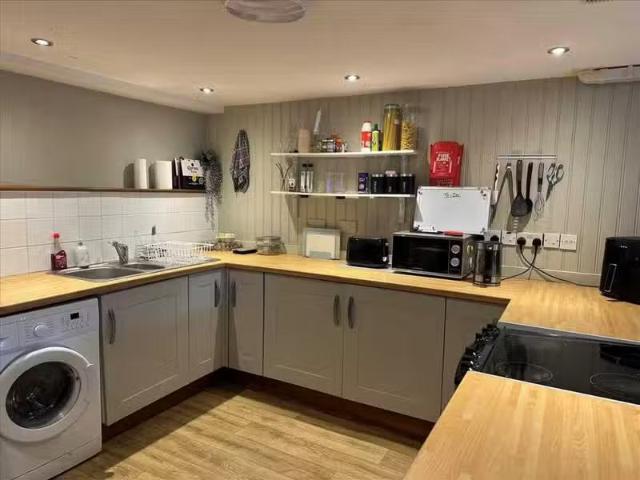 Rental! 1 BA 1 bedroom flat for rent in Luther Road, Winton, B.