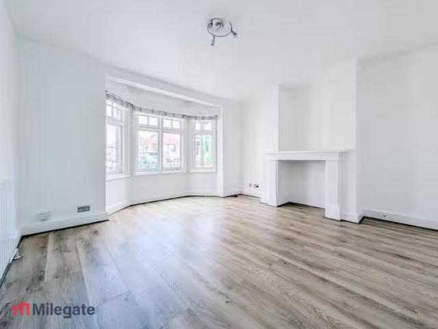Deal! 1 BA 1 bedroom flat for rent in Sewardstone Road, Waltha.