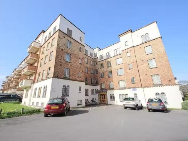Rental! 1 BA 1 bedroom flat for rent in Sea Road, Bournemouth.