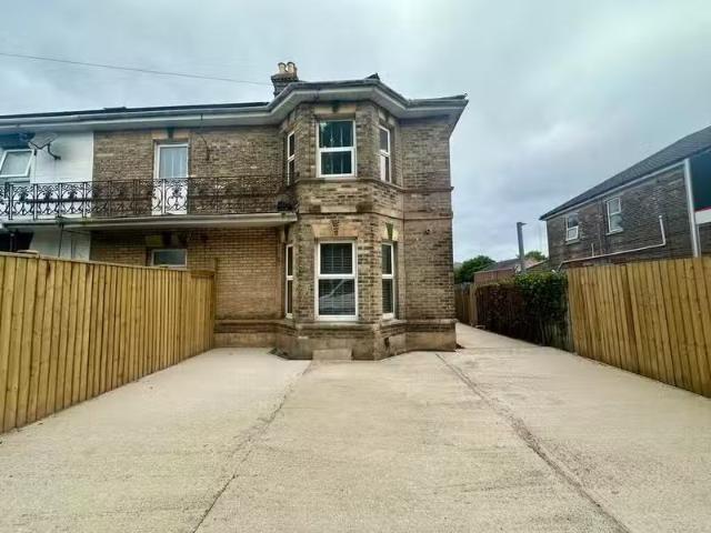 Nice 1 BA 1 bedroom flat for rent in St. Clements Road, Bourne.