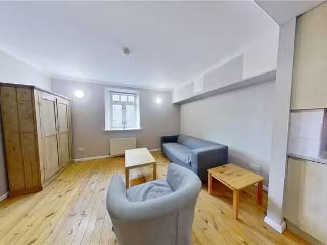 Nice 1 BA 1 bedroom flat for rent in Quayside Mills, Edinburgh.