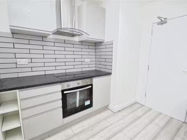 Charming 1 BA 1 bedroom Flat to rent, Hanworth Road, Hounslow.