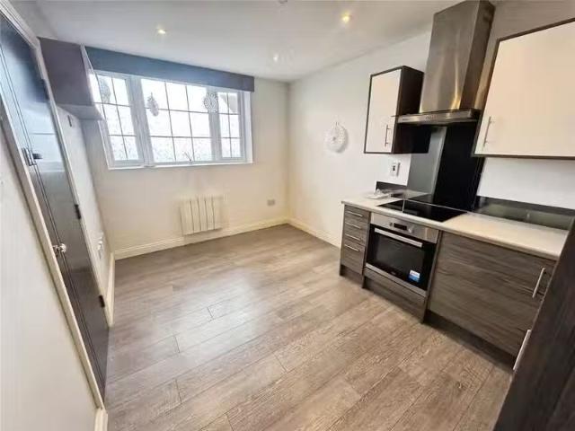 Rental! 1 BA 1 bedroom Flat to rent, Lind Road, Sutton, SM1 £.
