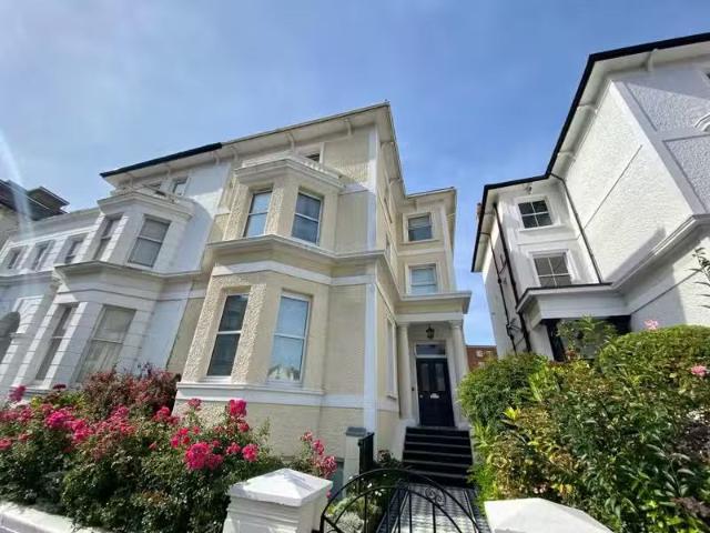Cozy 1 BA 1 bedroom ground floor flat for rent in Chiswick Pla.