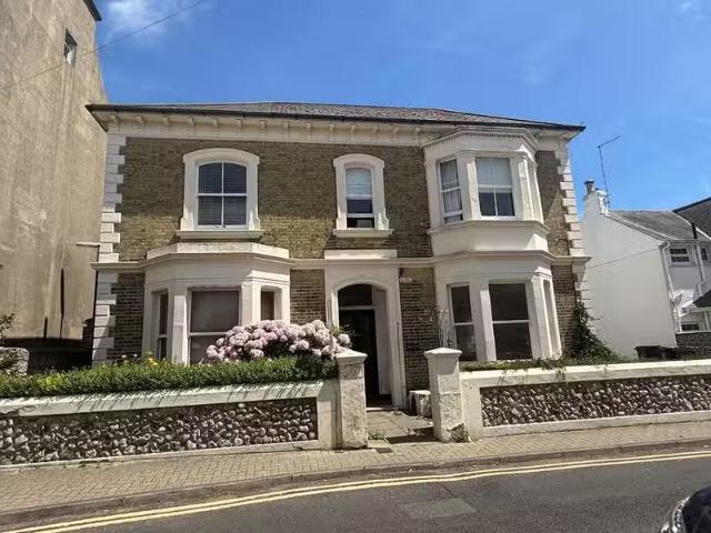 Unique 1 BA 1 bedroom ground floor flat for rent in Grafton Ro.