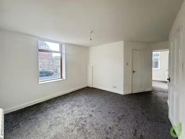 Cozy 1 BA 1 bedroom ground floor flat for rent in Park Street.