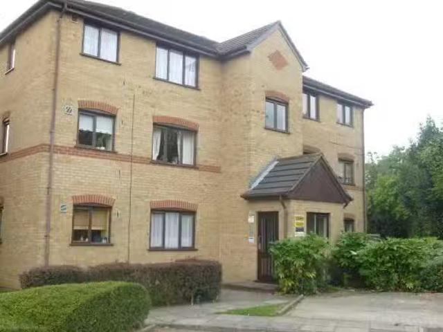 Cheap 1 BA 1 bedroom ground floor flat for rent in Woodfield C.