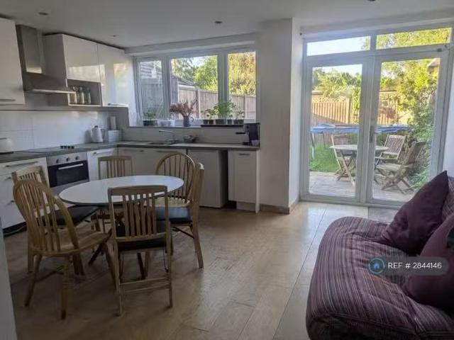 Cozy 1 BA 1 bedroom house share for rent in Birdwood Road, Cam.