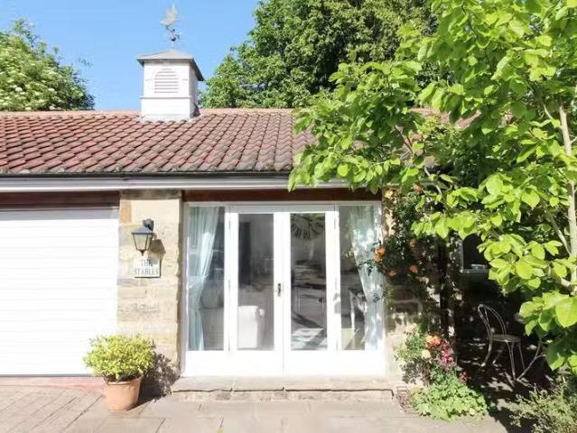 Unique 1 BA 1 bedroom Link Detached House to rent, Bridle Path.